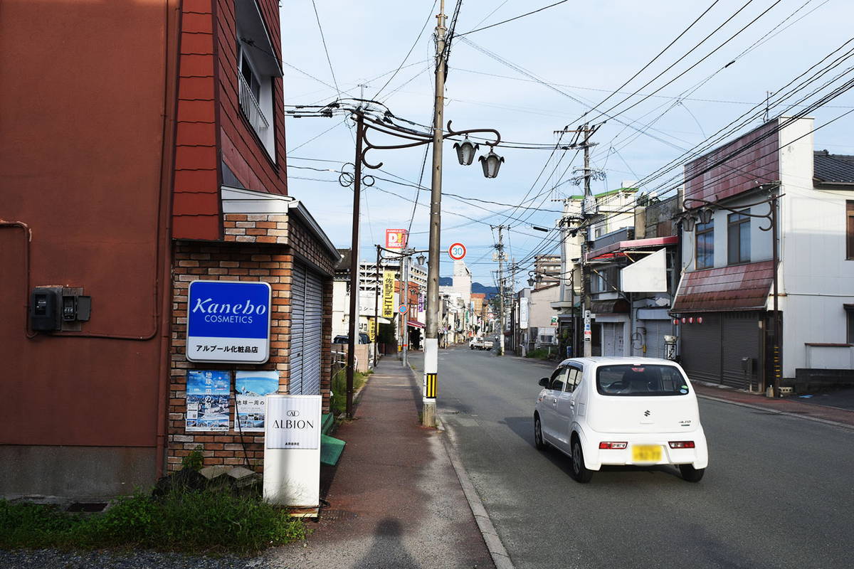道路を歩く
